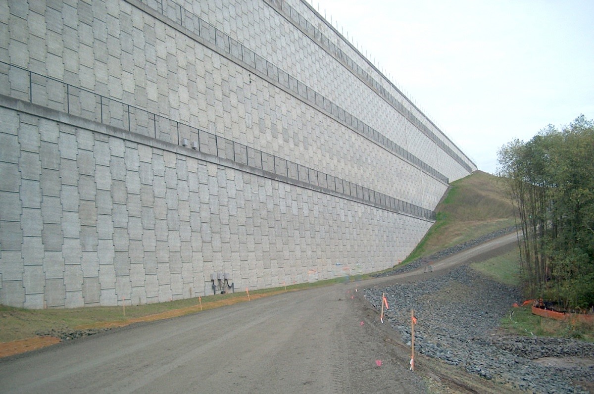 Canada Builds a 8000 km Wall to Keep out Americans - PostaMate