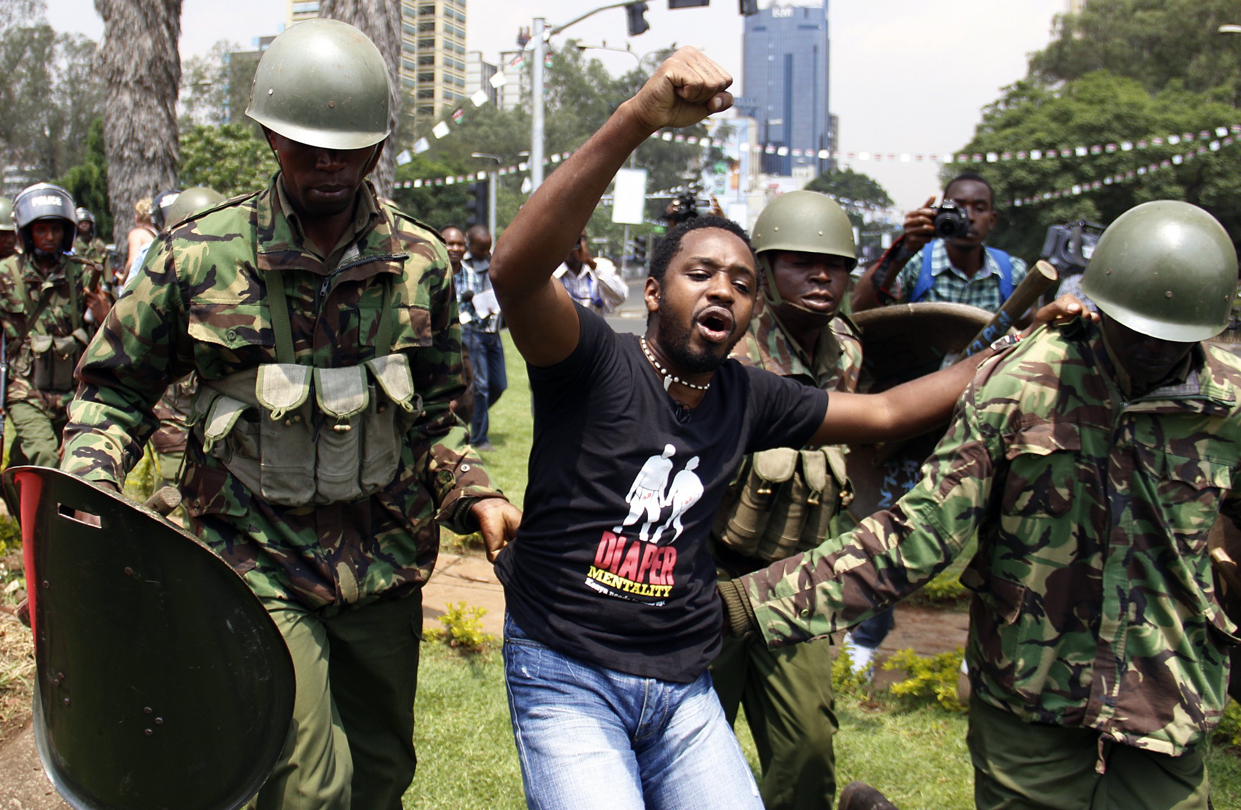 Boniface Mwangi offers to teach UoN Students on how to Strike ...